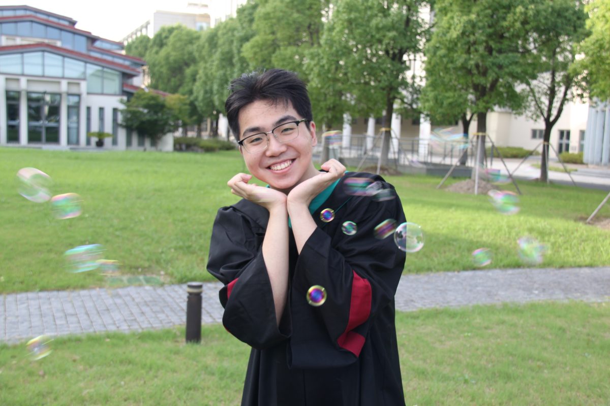 热烈祝贺何博文同学顺利通过博士论文答辩！ – 物质科学原位中心